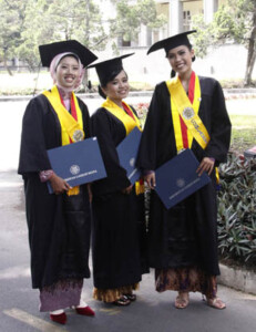 Kisah Sukses Tiga Mahasiswi Fakultas Hukum Dengan Nilai Sempurna ...