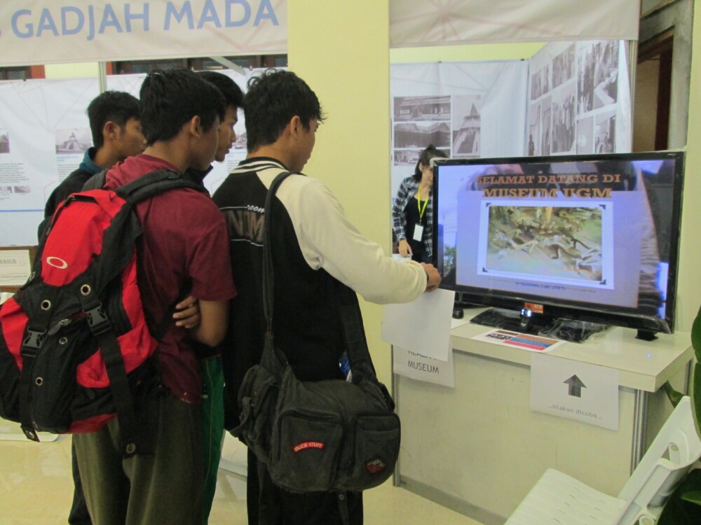 Stand Museum UGM Menampilkan Augmented reality - Universitas Gadjah Mada