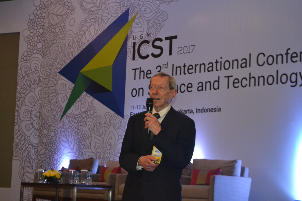 UGM Students Develop Non-Electric Lamp from Used Cans - Universitas ...