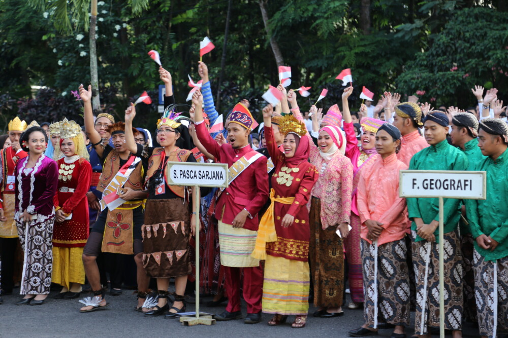Baju Adat Warnai Peringatan HUT RI ke-72 di UGM - Universitas Gadjah Mada