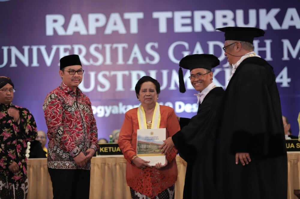 Prof. Murdijati Gardjito Terima Penghargaan Anugerah UGM - Universitas ...
