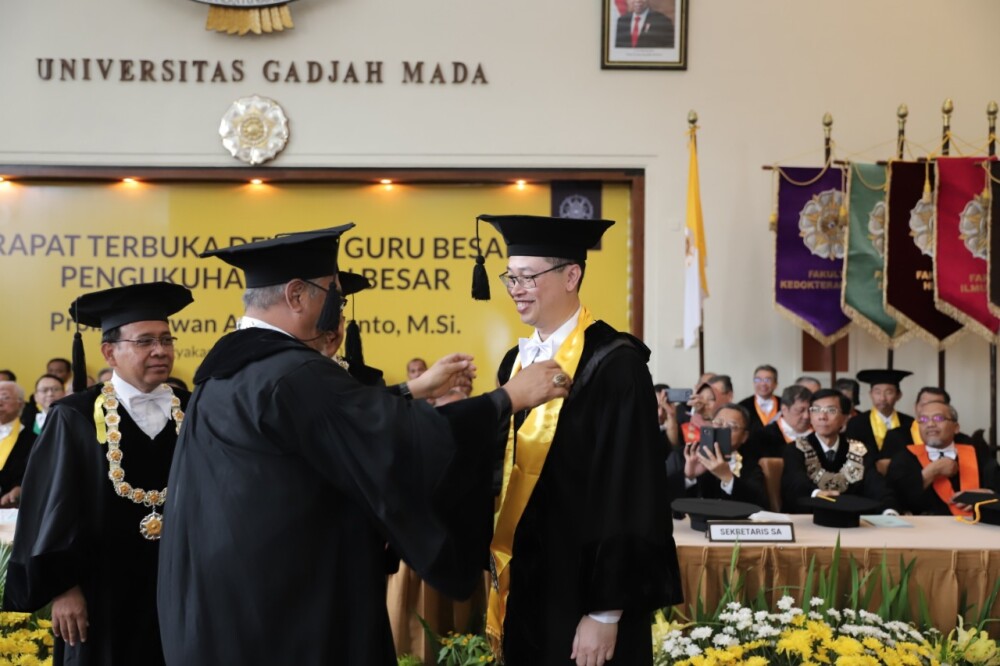 Dekan FISIPOL Erwan Agus Purwanto Dikukuhkan sebagai Guru Besar ...