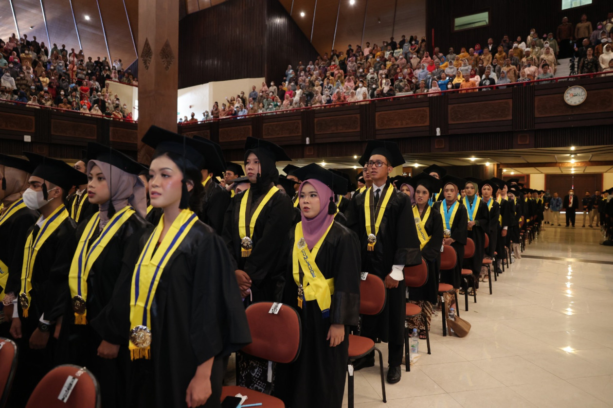 1.591 Wisudawan Mengikuti Wisuda Program Sarjana dan Diploma Periode II - Universitas Gadjah Mada