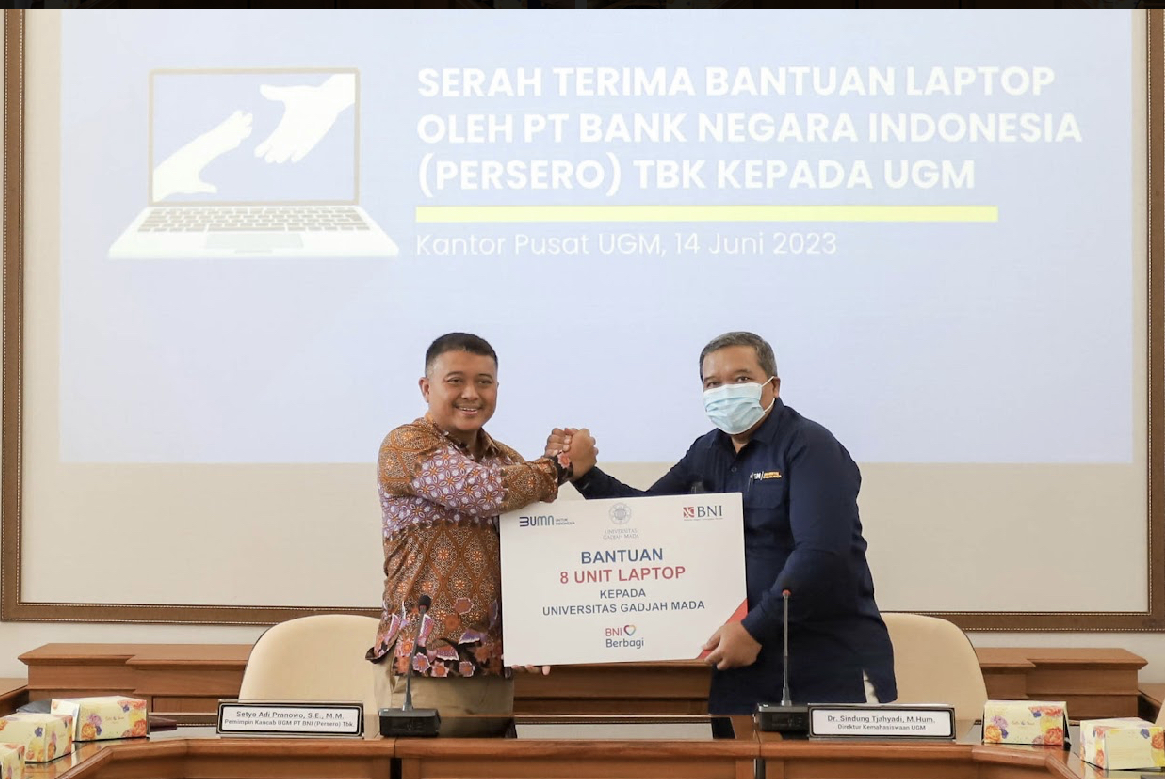 BNI Serahkan Bantuan Peminjaman Laptop ke Mahasiswa UGM - Universitas ...