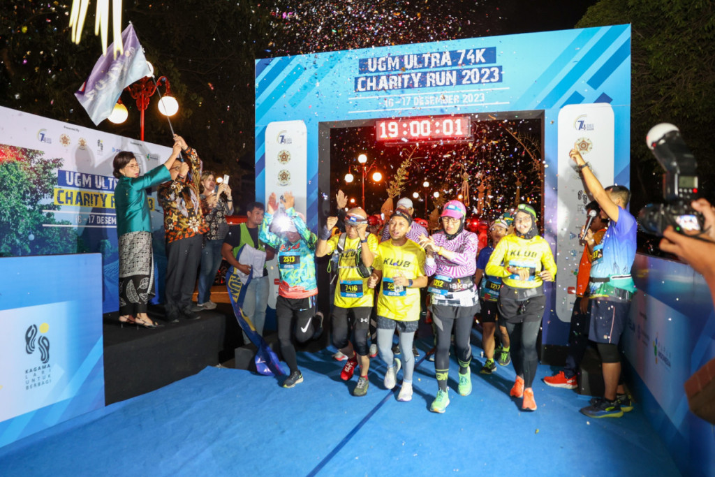 80 Participants Join Charity Run, Sharing Scholarship Donations Under Starry Night - Universitas ...