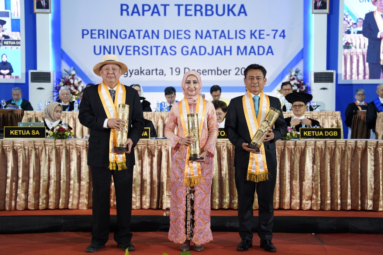 Tiga Insan Terbaik Menerima UGM Award 2023 - Universitas Gadjah Mada