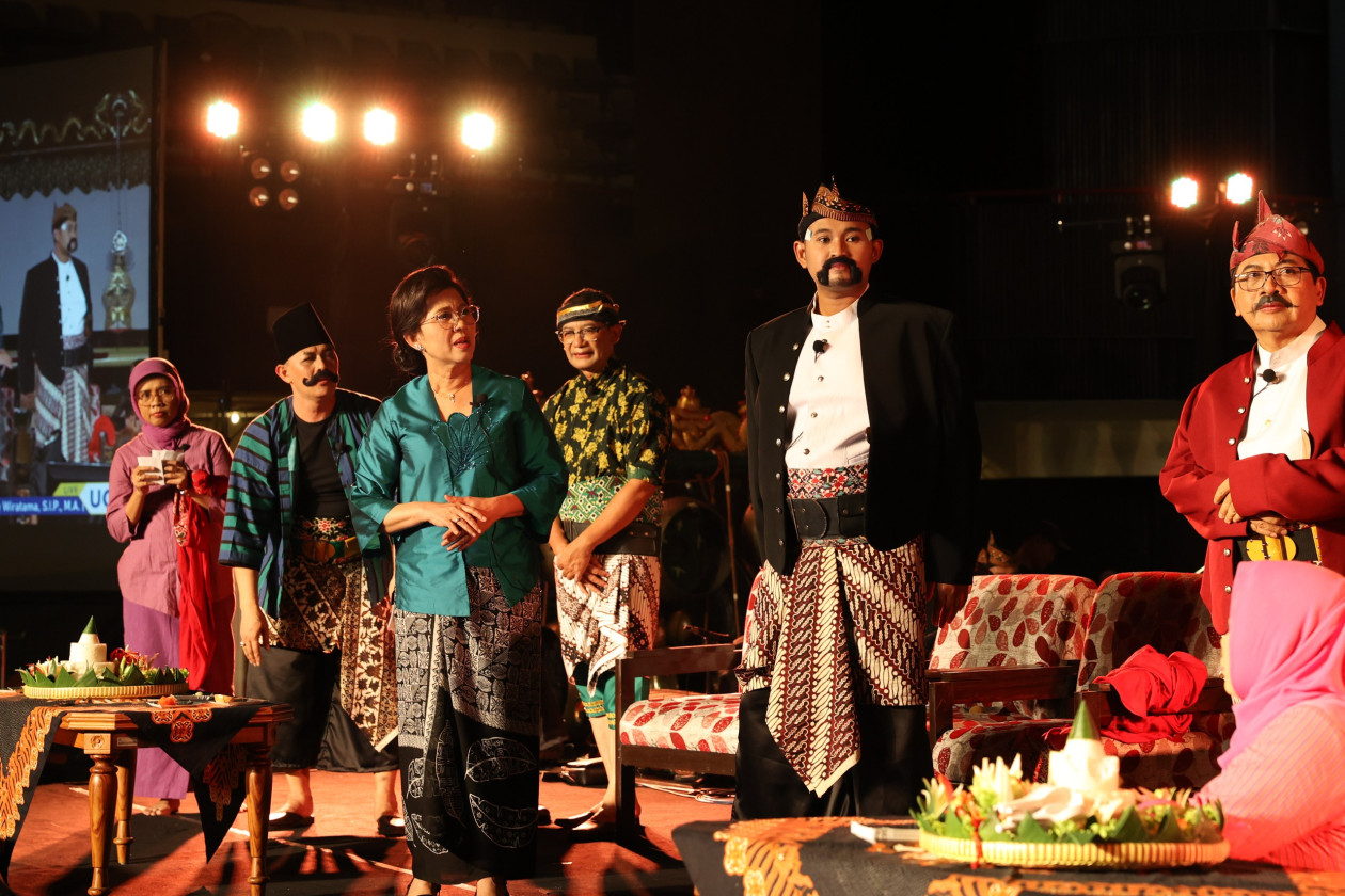 Ludruk Tumpengan Pilihan Lurah Ramaikan Dies ke-74 UGM - Universitas ...