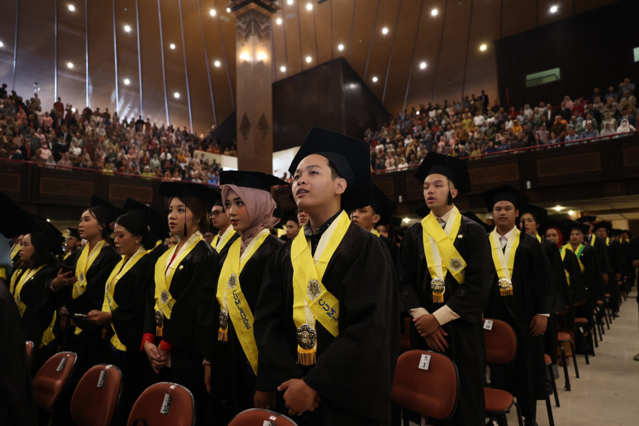 UGM Wisuda 1.577 Lulusan Program Sarjana dan Diploma - Universitas ... UGM Wisuda 1.577 Lulusan Program Sarjana dan Diploma - Universitas ...