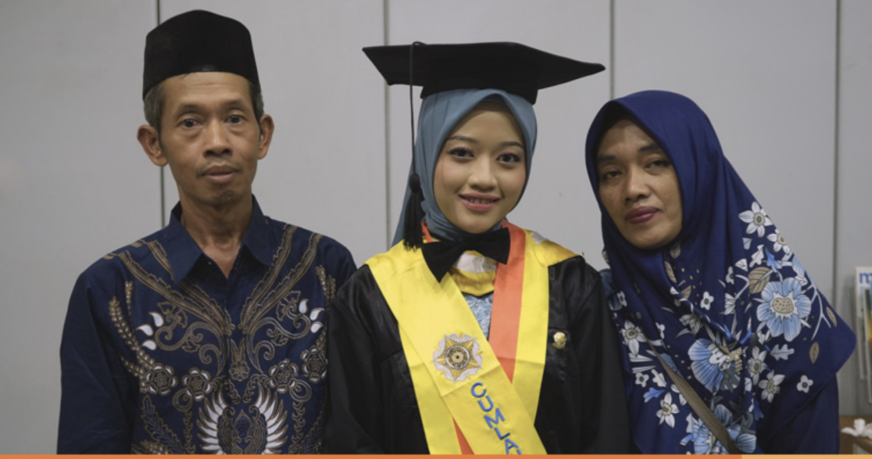 Anak Buruh Ukir dari Jepara Lulus Cumlaude di UGM - Universitas Gadjah Mada