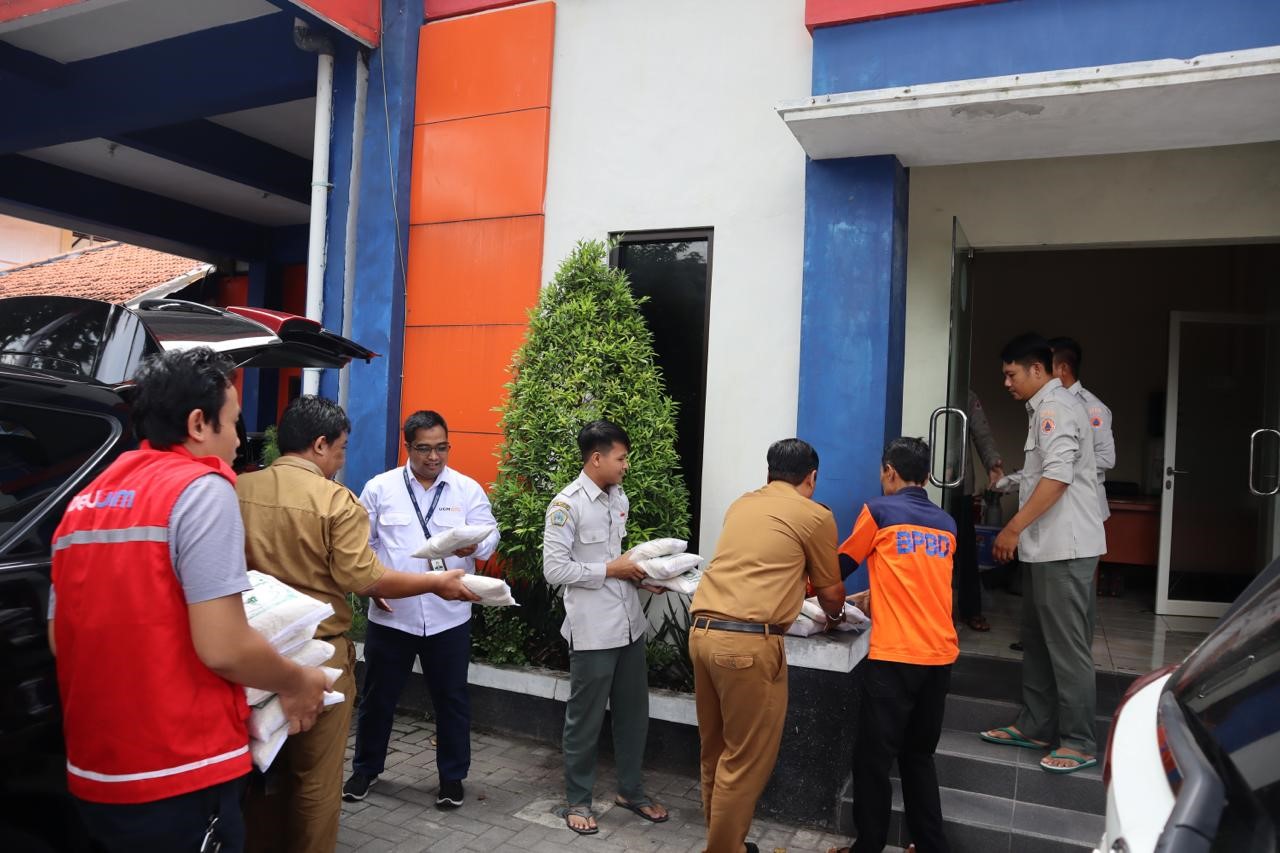 DERU UGM Salurkan Bantuan Warga Terdampak Gempa Bumi di Bawean - Universitas Gadjah Mada