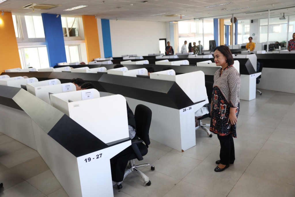 Nearly 19,000 Take UTBK-SNBT at UGM: Vice-Rector Wening Udasmoro ...