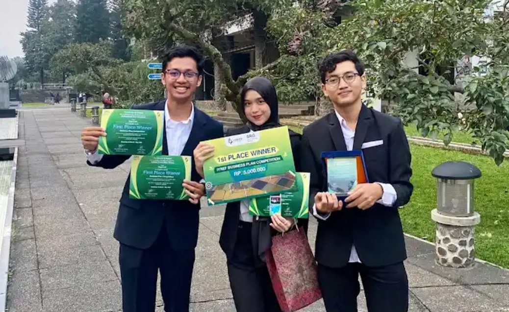 Mahasiswa UGM Raih Juara 1 Business Plan Competition IYREF 2024 ...