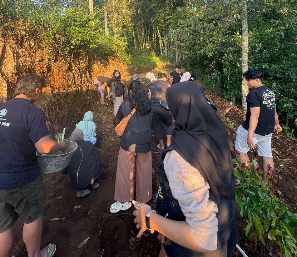 UGM KKN Students Plant Gama Umami Grass Seedlings in Magelang ...