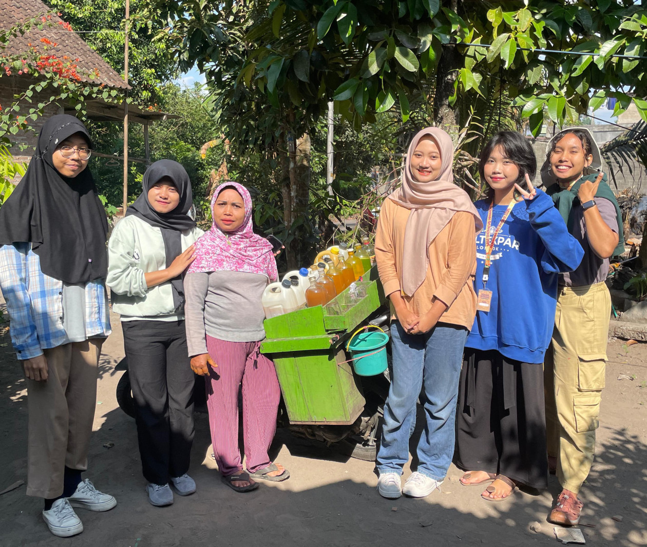 Memotret Kehidupan Perajin Jamu, Mahasiswa UGM Sambangi Kampung Jamu ...
