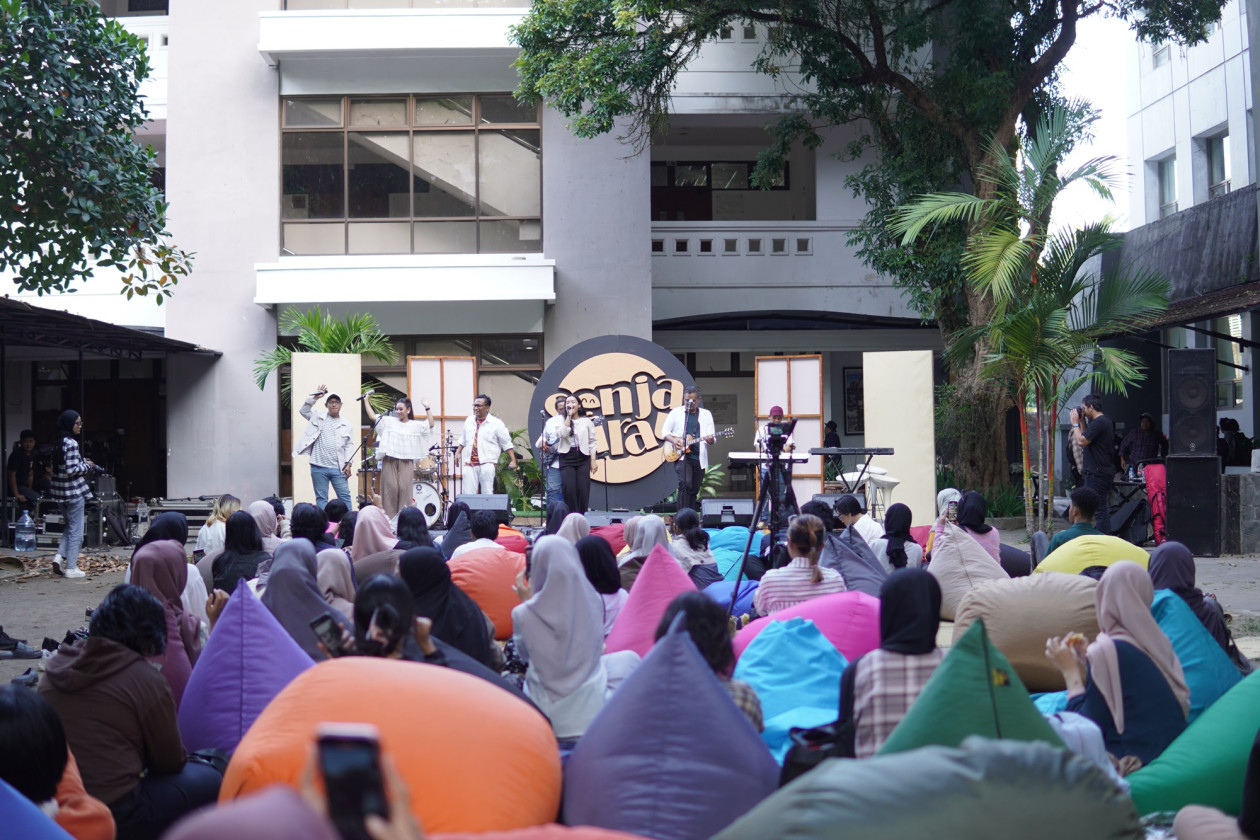 Senja Gurau, Menikmati Rehat di Sela Aktivitas Kuliah - Universitas ...