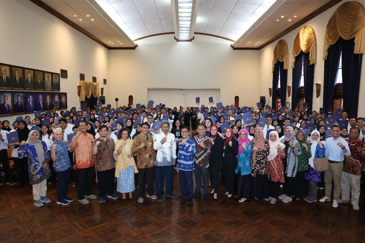 182 Tenaga Kependidikan UGM Terima SK Pengangkatan - Universitas Gadjah ...
