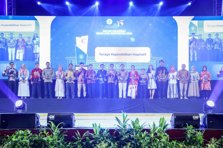 Rektor UGM Beri Penghargaan untuk 86 Insan Berprestasi - Universitas Gadjah Mada