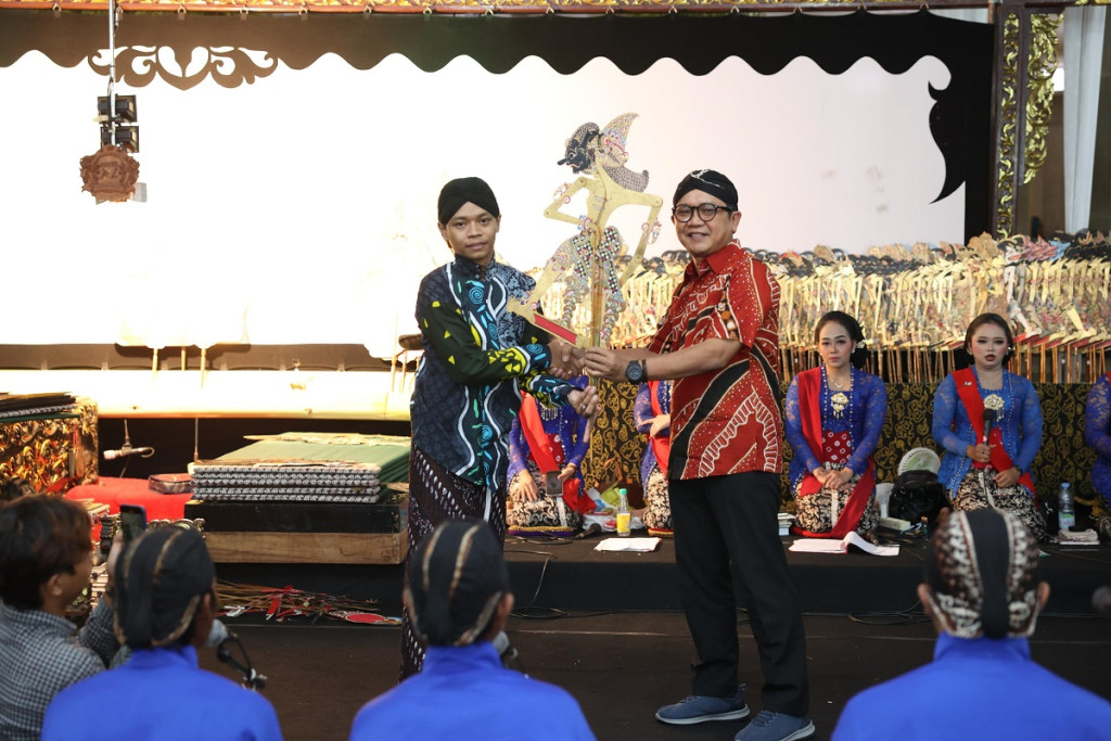 Young Puppeteer Shines in UGM’s Dewa Ruci Wayang Kulit Performance ...