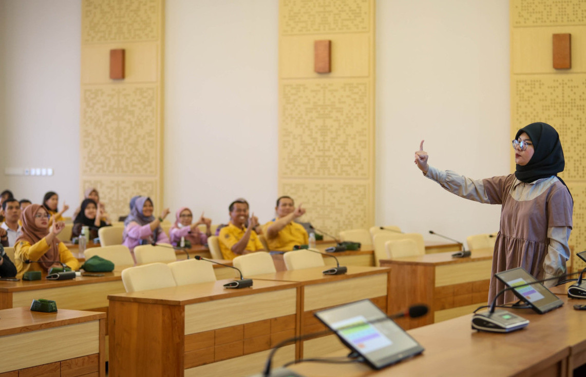 Belajar Bahasa Isyarat dengan Penyandang Disabilitas - Universitas ... Belajar Bahasa Isyarat dengan Penyandang Disabilitas - Universitas ...