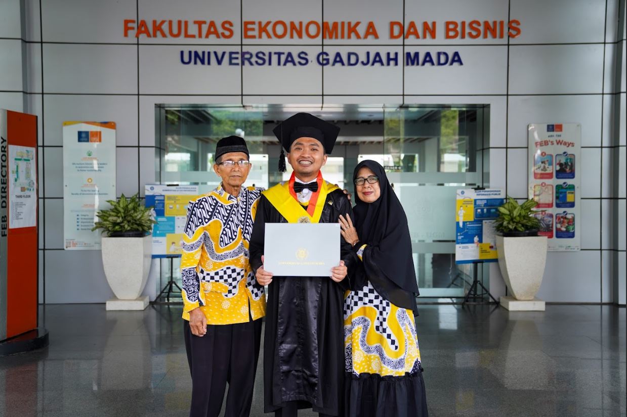 Cerita Ilham, Lulus S2 UGM 1 Tahun 4 Bulan dengan IPK 4.00 ...