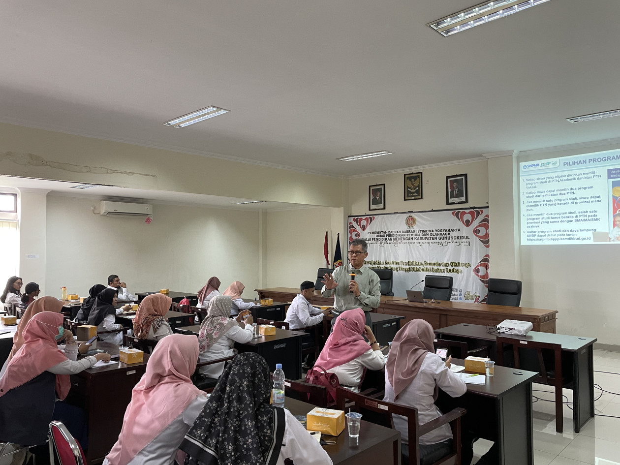 UGM Admission Outreach Engages 42 High Schools in Gunungkidul ...