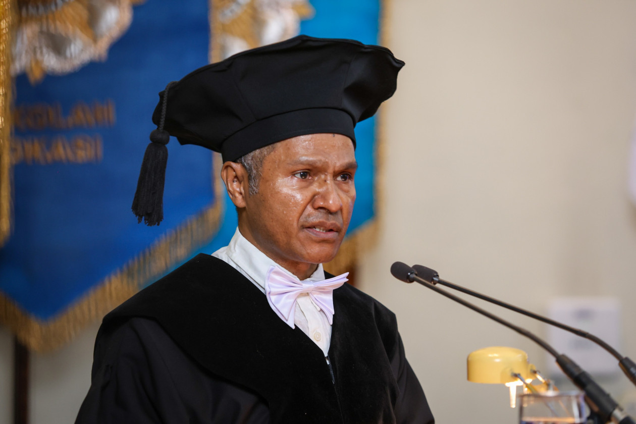 Dikukuhkan jadi Guru Besar UGM, Gabriel Lele Sebut Kebijakan Publik ...