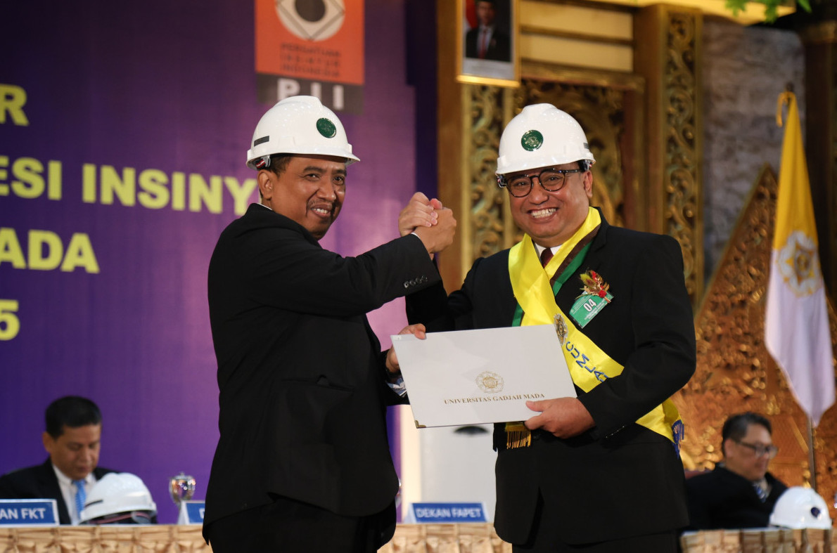 UGM Lantik 1.017 Insinyur Baru - Universitas Gadjah Mada