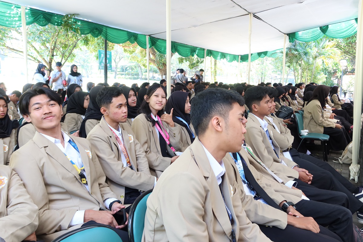 Wamen Nezar Patria dan Ryan D’Masiv Beri Motivasi ke Mahasiswa Baru UGM ...