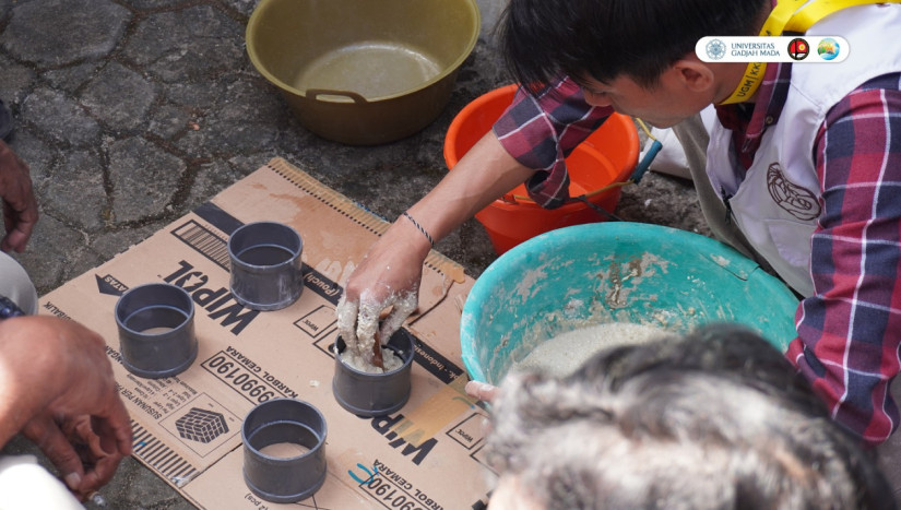 Tim KKN UGM Bikin Mineral Block Untuk Kebutuhan Mineral Ternak di ...