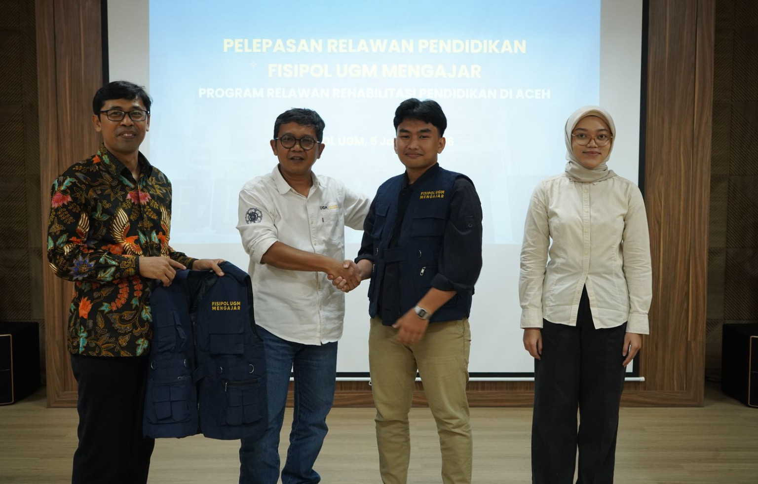 UGM Melepas Relawan Rehabilitasi Pendidikan di Aceh - Universitas ...