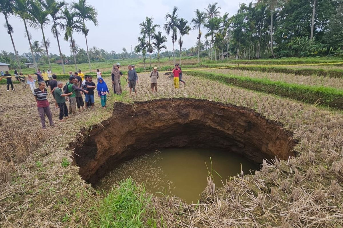 Sinkhole Emerges in West Sumatra, UGM Geology Expert Links It to ...