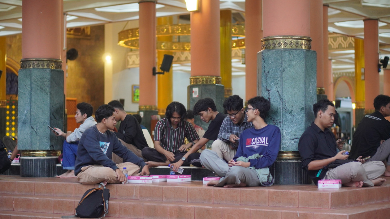 Enjoying Iftar at the UGM Campus Mosque - Universitas Gadjah Mada