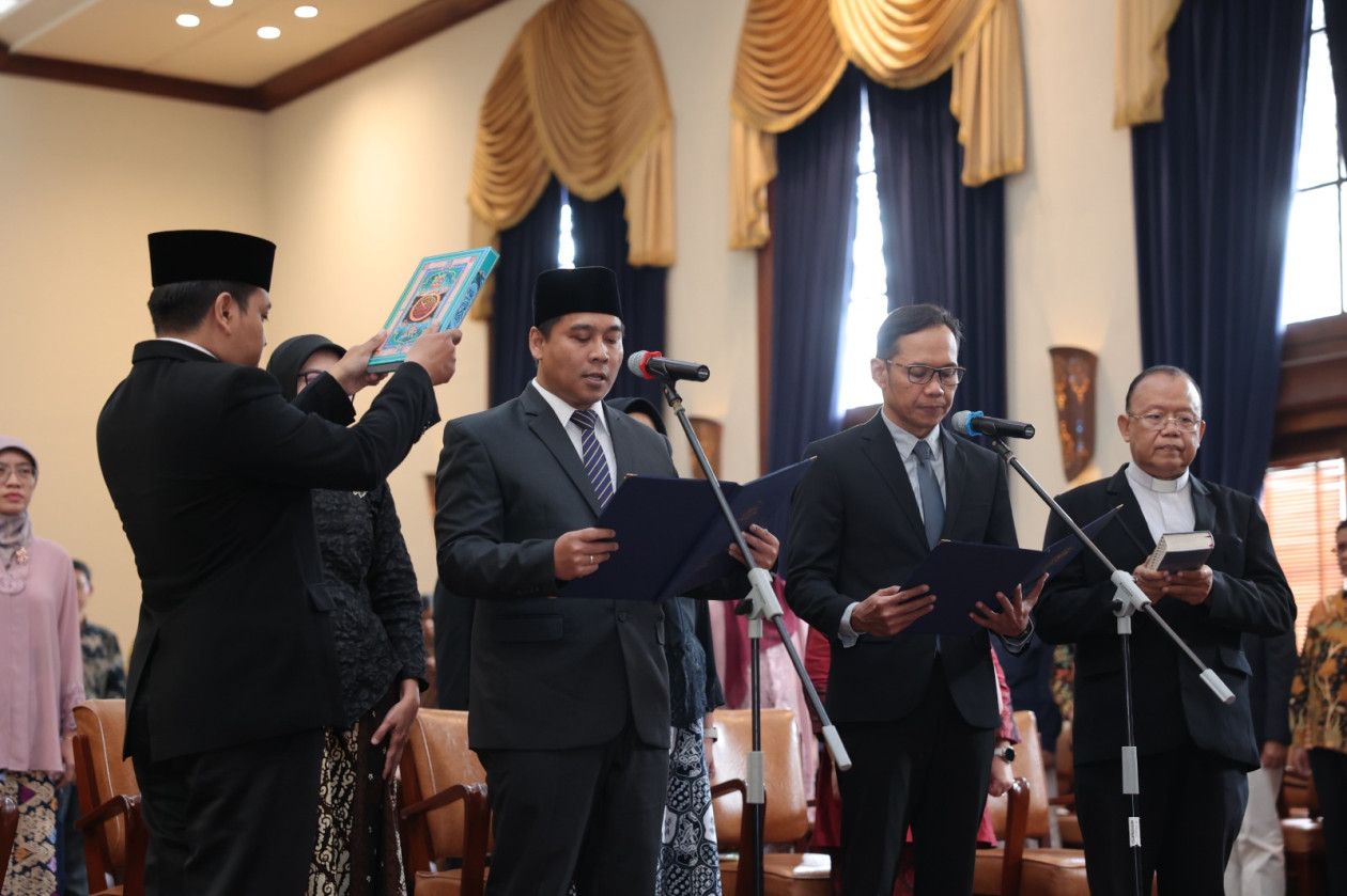 UGM Resmi Lantik 12 Pejabat Baru - Universitas Gadjah Mada
